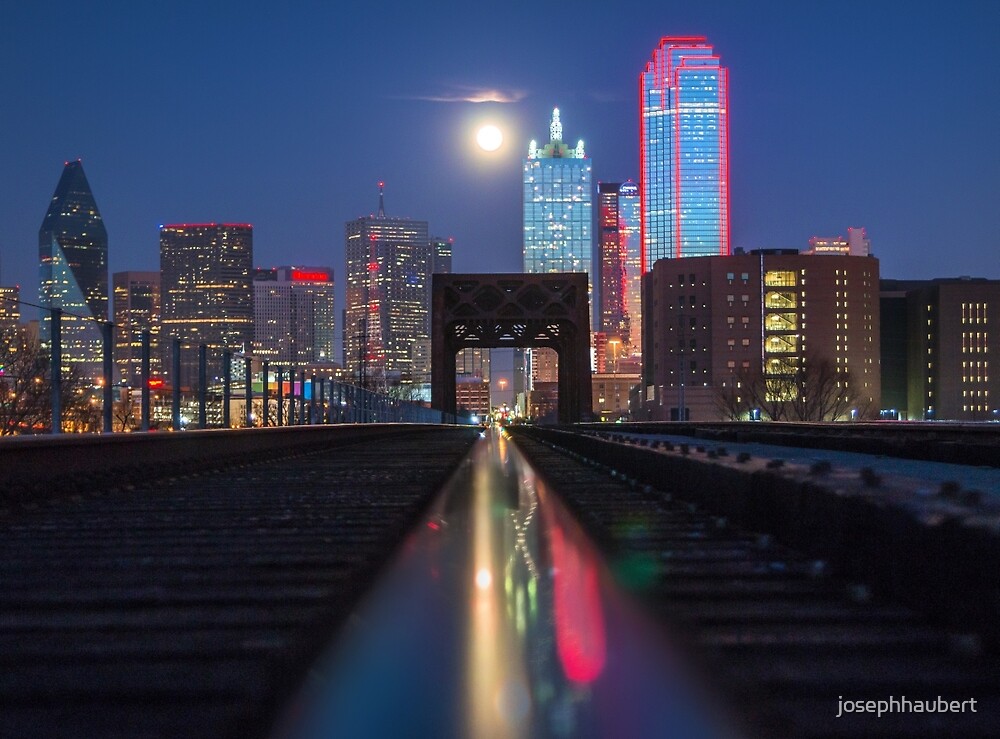 « Réflexion sur la voie ferrée de Dallas RED Skyline » par ...
