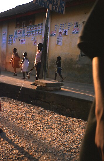 Lámina fotográfica «chico meando» de angusbeare | Redbubble