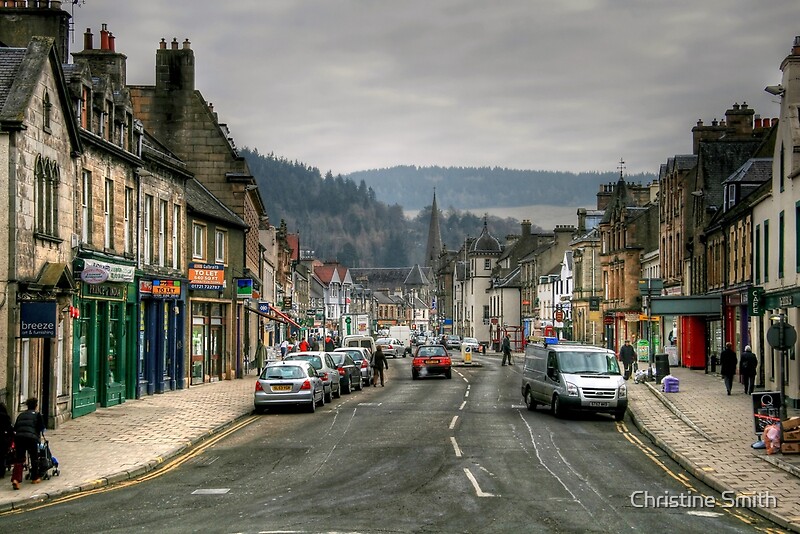 «Mirando a lo largo de High Street, Peebles, Escocia» de Christine ...